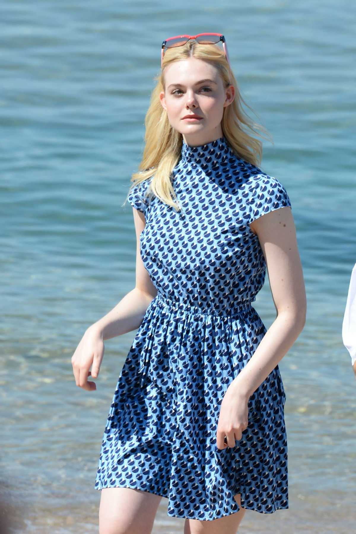 ဘိုမရုပ်လေးအလား ချစ်စရာကောင်းတဲ့ Elle Fanning ရဲ့ ဂါဝန်ဖက်ရှင်များ
