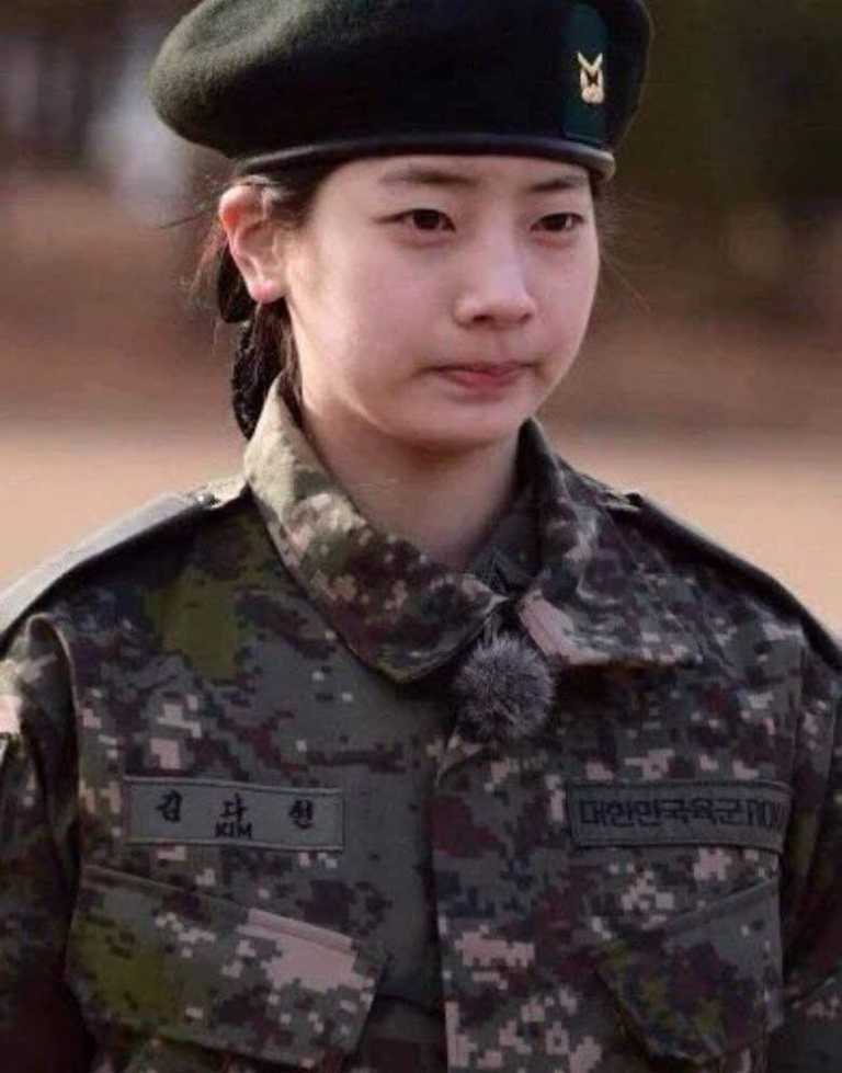 မိတ်ကပ်မပါတဲ့ Barefaced နဲ့လည်း လှနေဆဲဖြစ်တဲ့ Kpop Idol တွေရဲ့ မျက်နှာပ