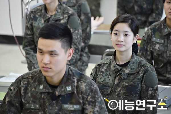 မိတ်ကပ်မပါတဲ့ Barefaced နဲ့လည်း လှနေဆဲဖြစ်တဲ့ Kpop Idol တွေရဲ့ မျက်နှာပ
