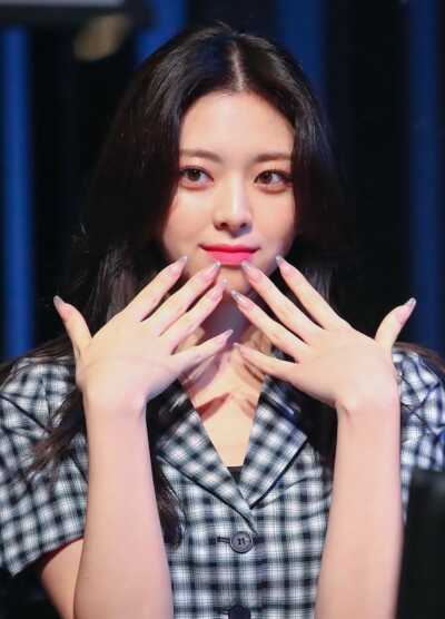 Kpopper လေးတွေ လိုက်ဆိုးနိုင်မယ့် Kpop Idol အချို့ရဲ့ ချစ်စရာလက်သည