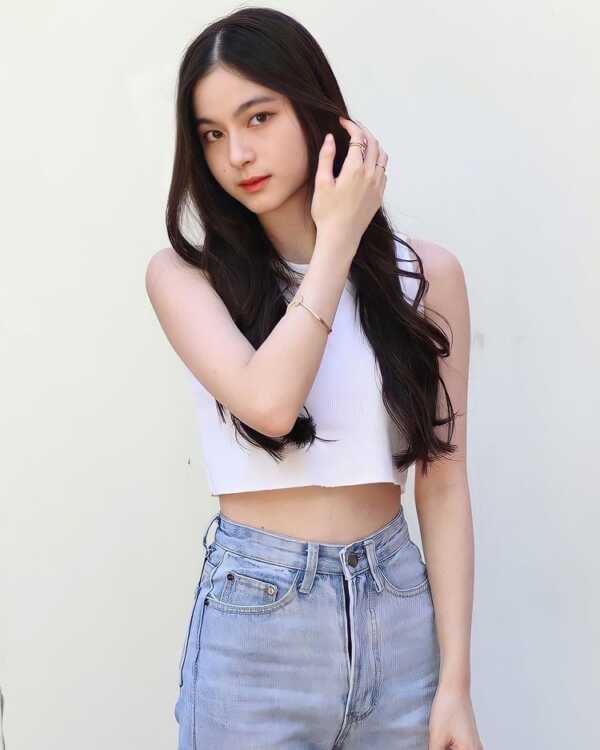 ထိုင်းမင်းသမီးလေး Prim Chanikarn ရဲ့ Photo Pose Idea များ